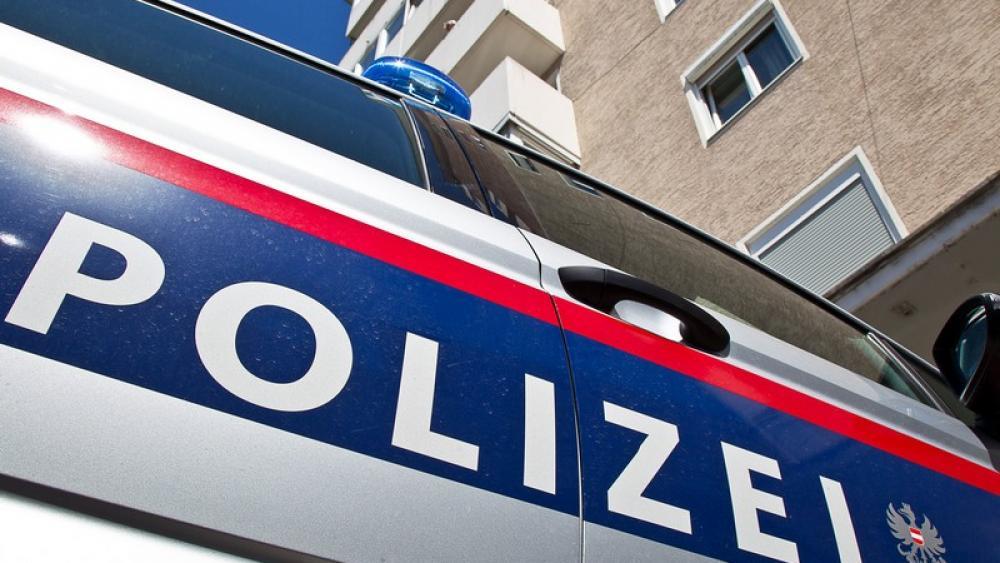 Rote Ampel übersehen: 19-Jährige kracht in Salzburg in Polizeiauto ...