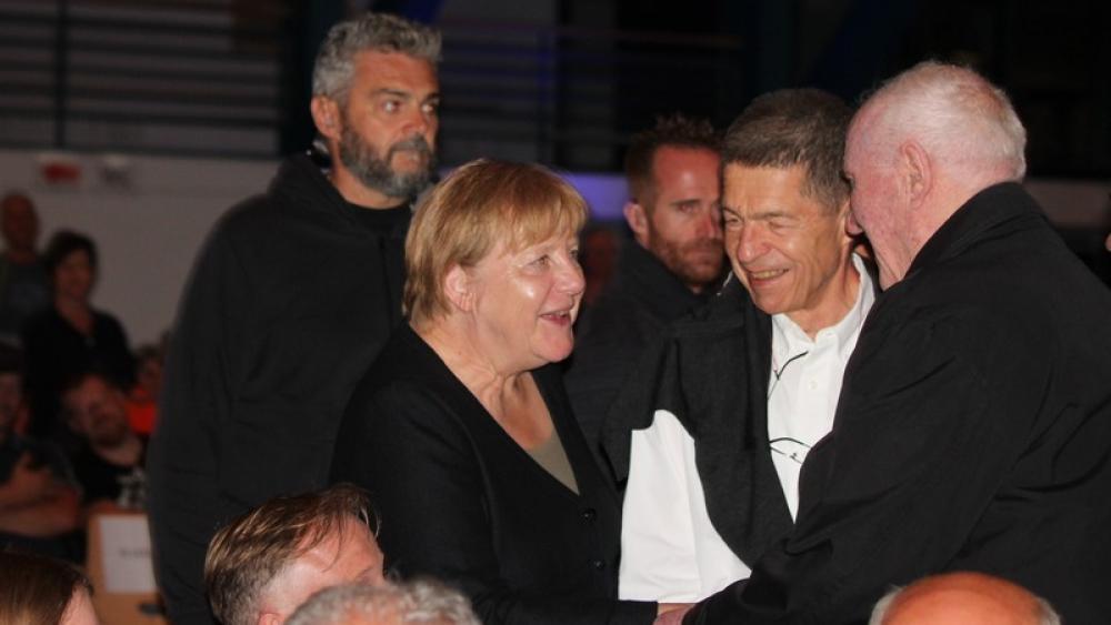 Angela Merkel gibt Reinhold Messner die Ehre - Panorama | stol.it