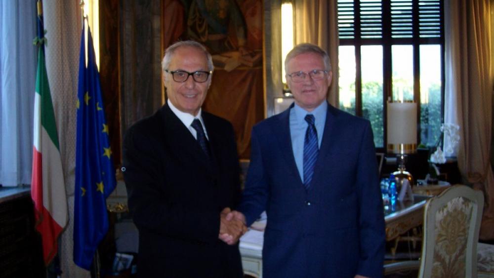 Quästor verabschiedet sich von Regierungskommissär