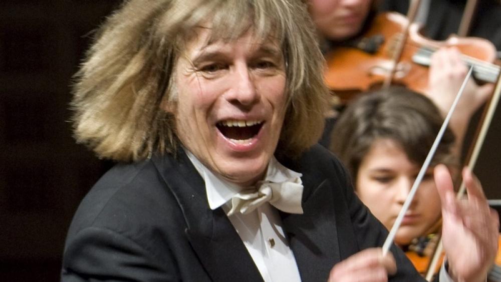 Dirigent Yinon stirbt bei Konzert vor den Augen des Publikums