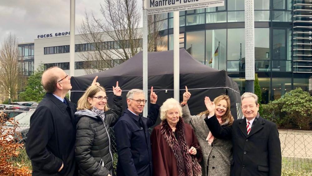 Platz zu Ehren von Manfred Fuchs in Bremen nach ihm benannt