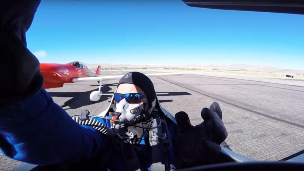 Pilot beinahe von Flugzeug geköpft