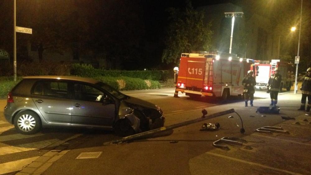 Bozen: Auto fährt Ampel um