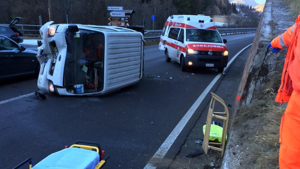 Fahrzeug prallt mit voller Wucht gegen Mauer - Chronik | stol.it