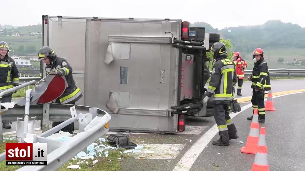 MeBo: Lkw kippt in Kurve um MeBo: Lkw kippt in Kurve um