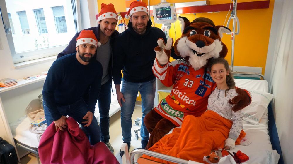 Bozner Hockeyspieler erfreuen kleine Patienten im Bozner KH