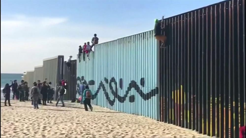 Erste Migranten erreichen US-Grenze