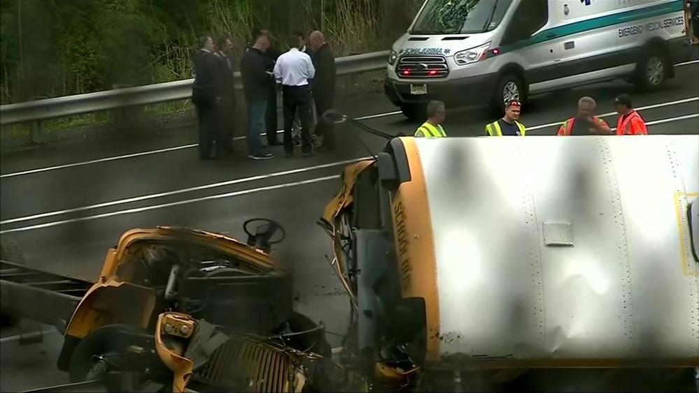 Schulbus kollidiert mit Truck - Videos | stol.it