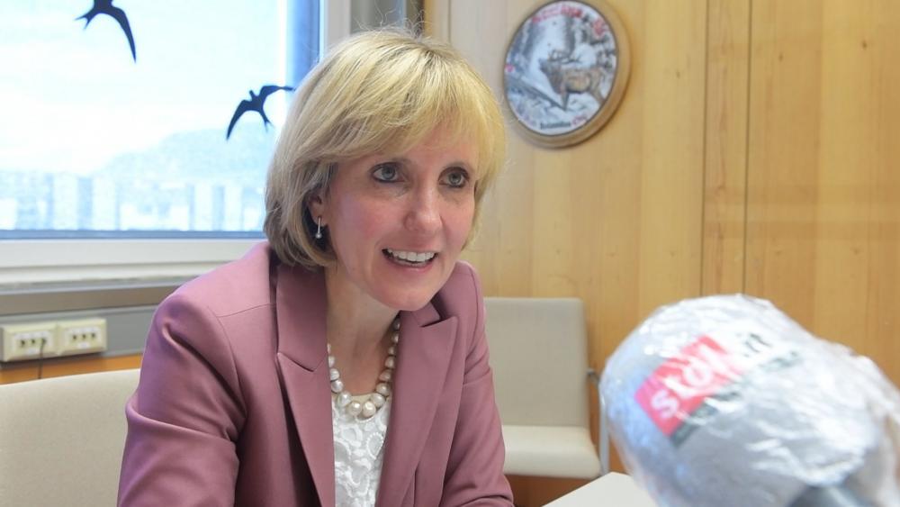 Waltraud Deeg klärt über Kinderbetreuung und Besuche im Altersheim auf