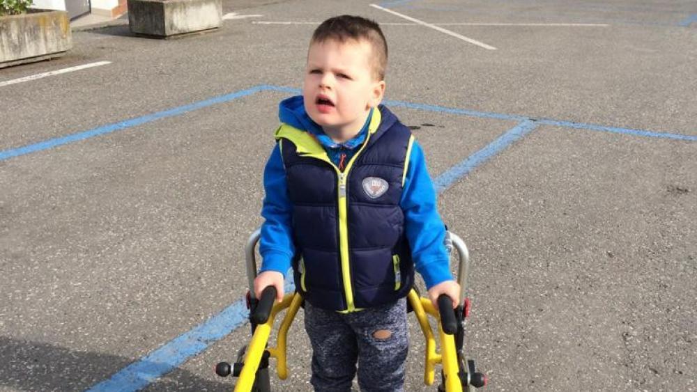 Kleiner Junge kämpft tapfer gegen seltene Krankheit