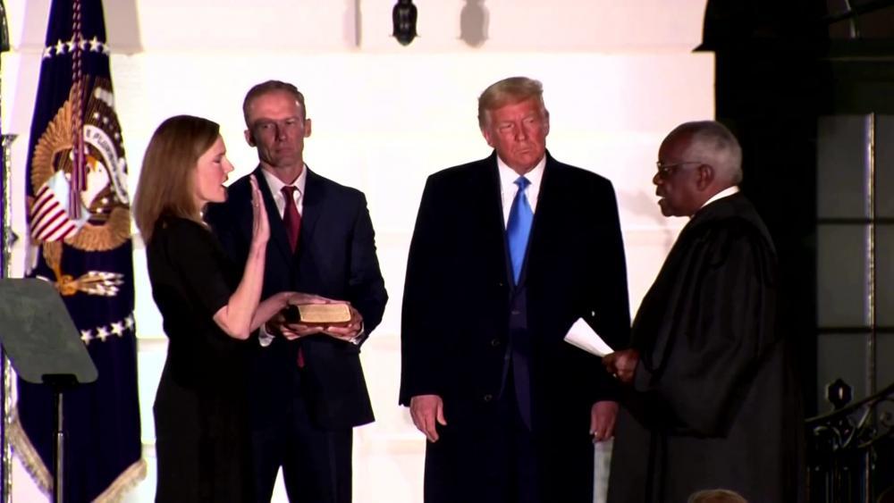 US-Verfassungsrichterin Barrett schwört Unabhängigkeit von der Politik