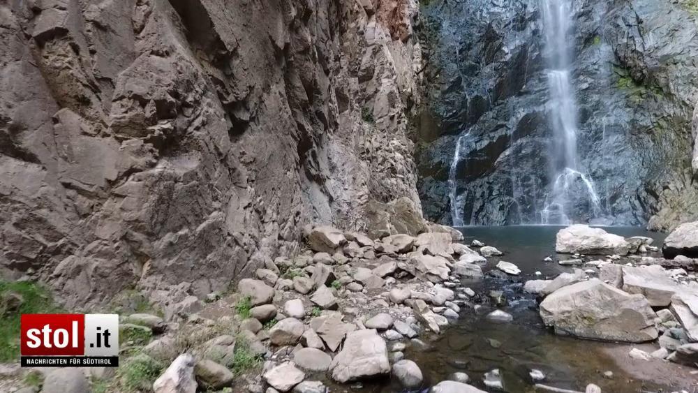 Ein Wasserfall von oben