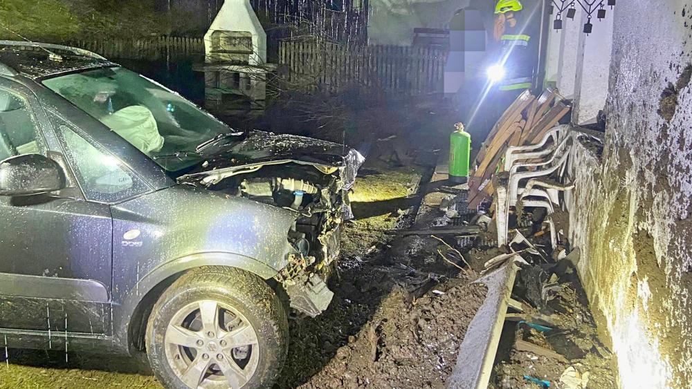 Führerloses Auto rollt über Wiese und kracht gegen eine Hausmauer