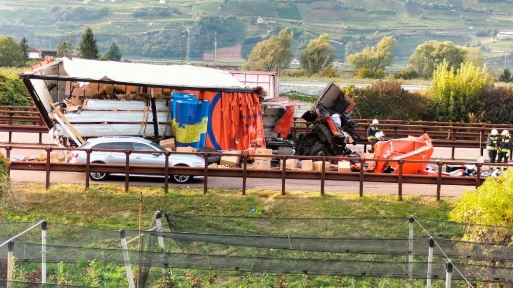 Schwerer Auffahrunfall zwischen 2 Lkw auf der Brennerautobahn - Chronik ...