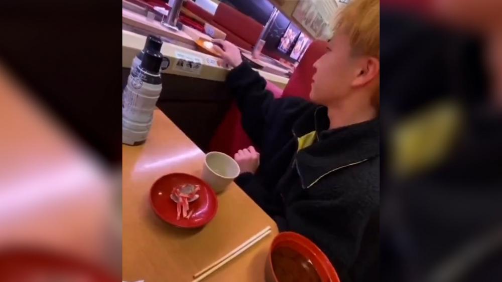„Sushi-Terror“ sorgt für Ärger in Japan - Videos | stol.it