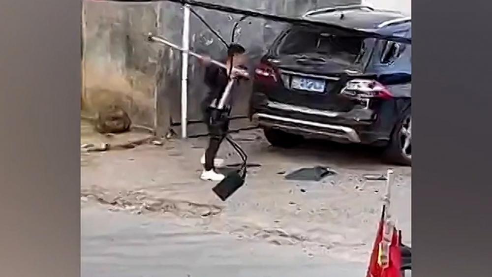 Nach Streit mit dem Chef: Auto mit Axt zertrümmert - Videos | stol.it