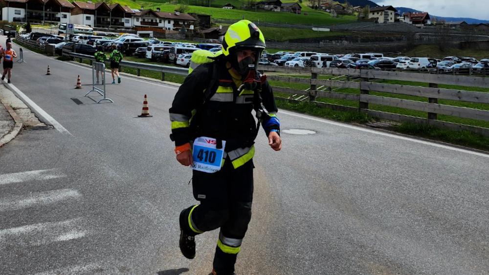 Feuerwehrmann rennt VSS-Dorflauf in voller Montur