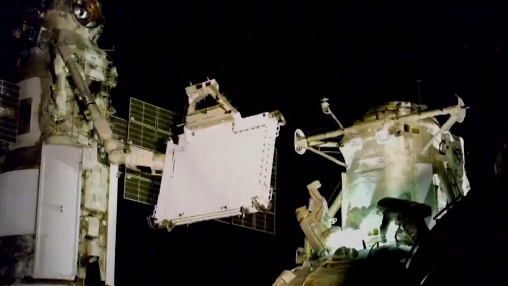 Kühlertausch in 400 Kilometer Höhe - Videos | stol.it