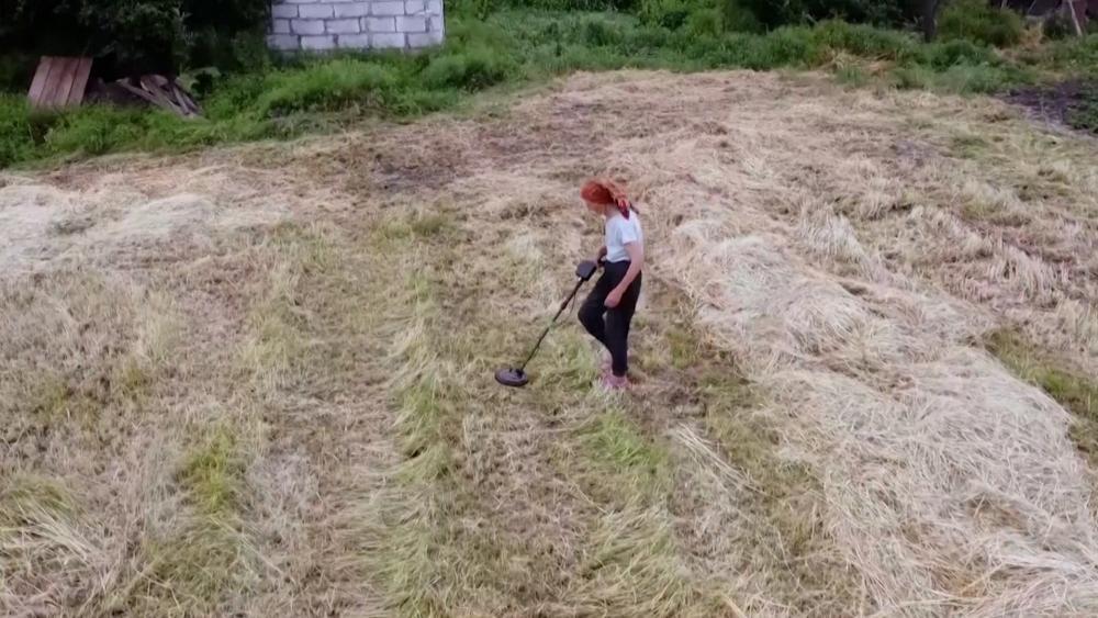 Diese Frau räumt für ihre Kuh Minen von der Weide - Videos | stol.it