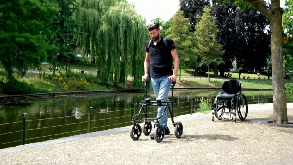 Gelähmter kann dank Hirnimplantaten wieder gehen - Videos | stol.it