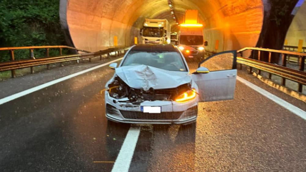 Unfall auf der Autobahn: VW Golf und Camper prallen zusammen - Chronik ...
