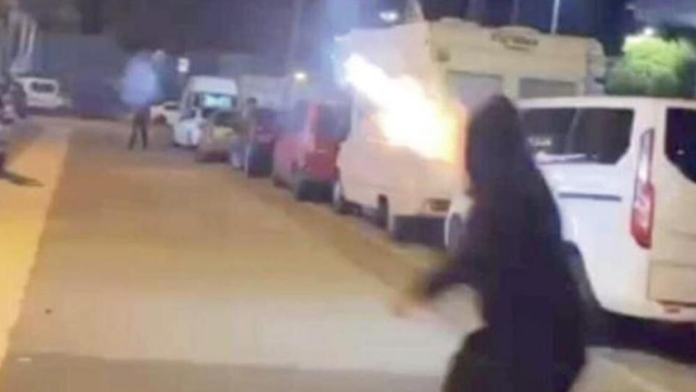 Bozen: Baby Gang schießt Feuerwerkskörper auf Autos und Häuser ...