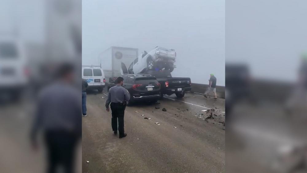 Über 150 Fahrzeuge: Mega-Crash auf US-Autobahn - Videos | stol.it
