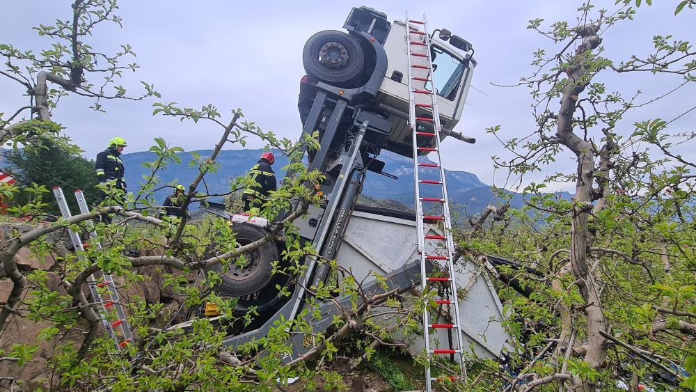 Lkw stürzt rückwärts in Wiese und bleibt senkrecht stehen – Mit Kran ...