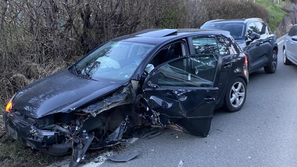2 Leichtverletzte: Spektakulärer Unfall zwischen 3 Pkw endet glimpflich - Chronik | stol.it