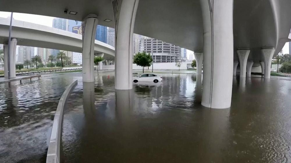 Wüstenstadt unter Wasser: Heftiges Unwetter in Dubai - Videos | stol.it
