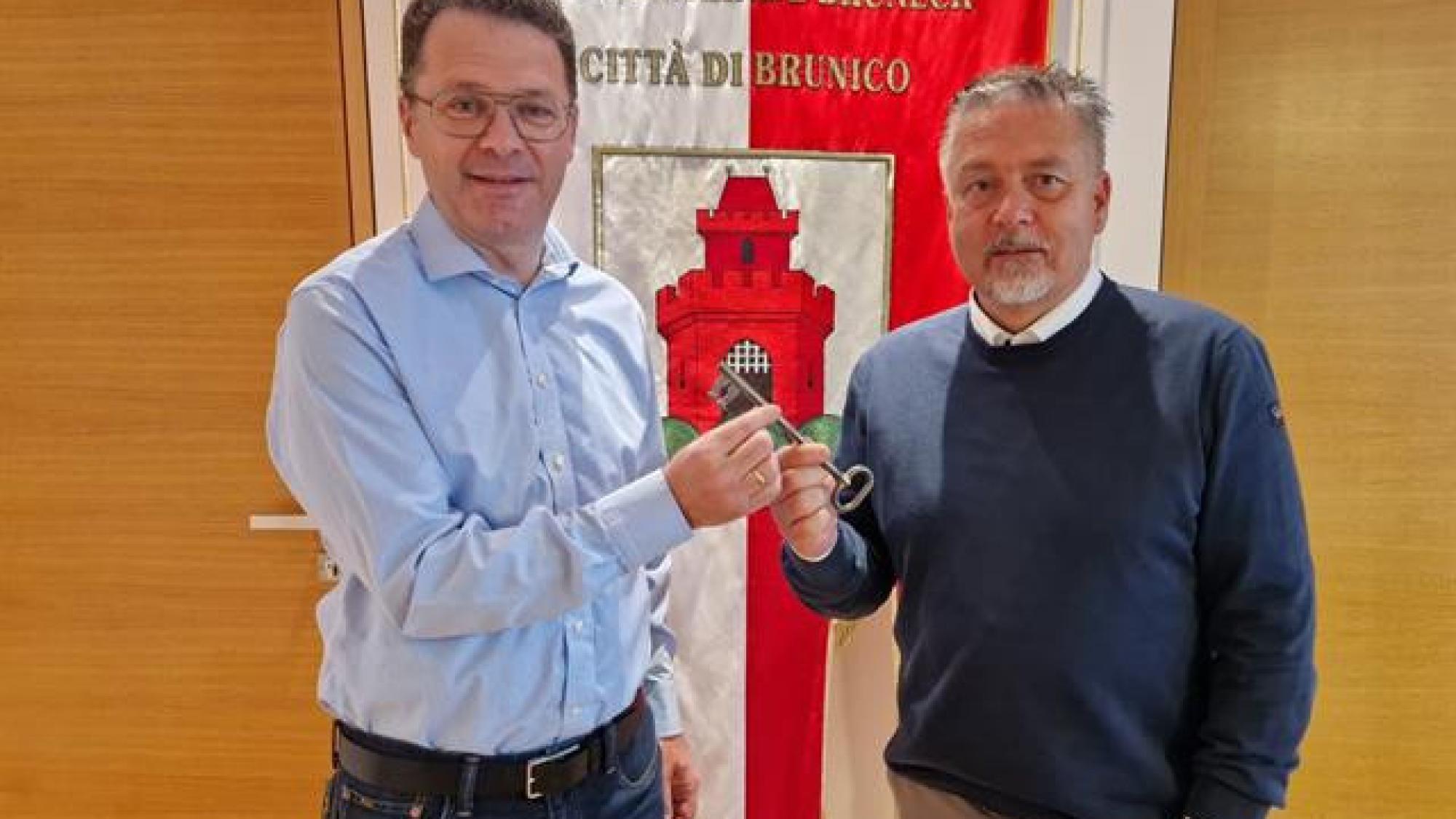 Schlüsselübergabe im Rathaus: Bruno Wolf ist neuer Bürgermeister ...