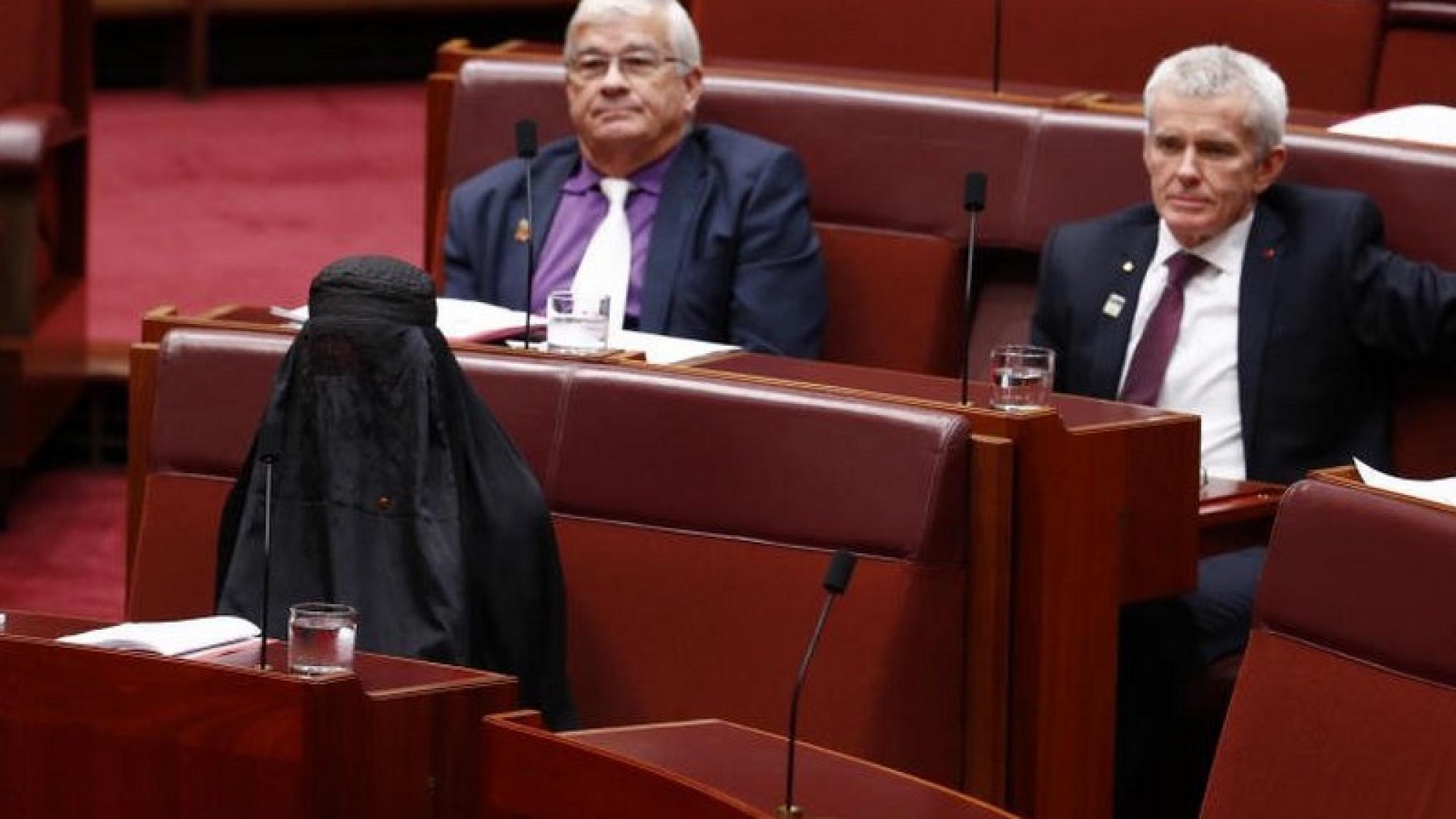 Australische Rechts-Politikerin kommt mit Burka ins Parlament ...