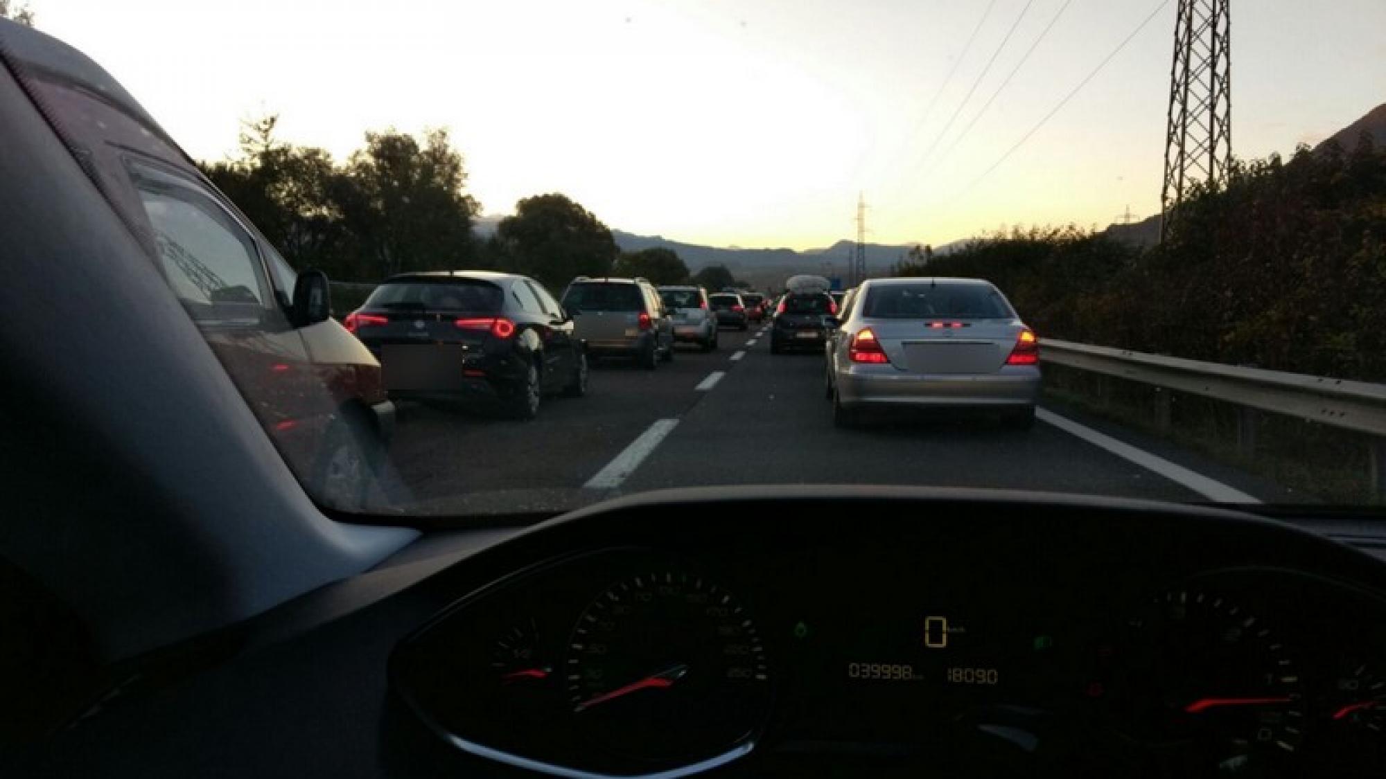 Defekter Wagen legt Feierabendverkehr Bozen-Leifers lahm - Chronik ...