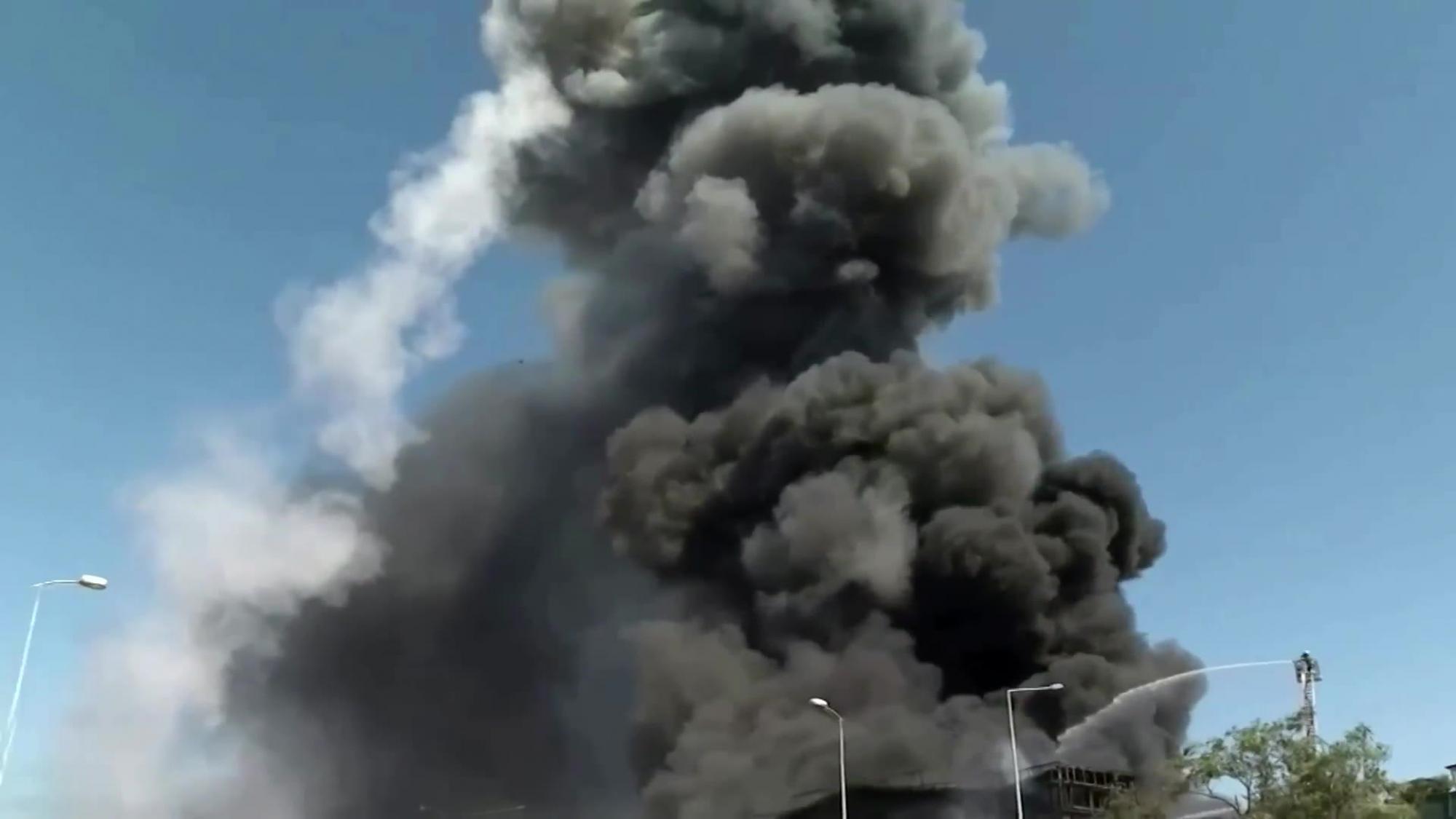 Istanbul: Tank explodiert nach Feuer in Chemiefabrik - Videos | stol.it