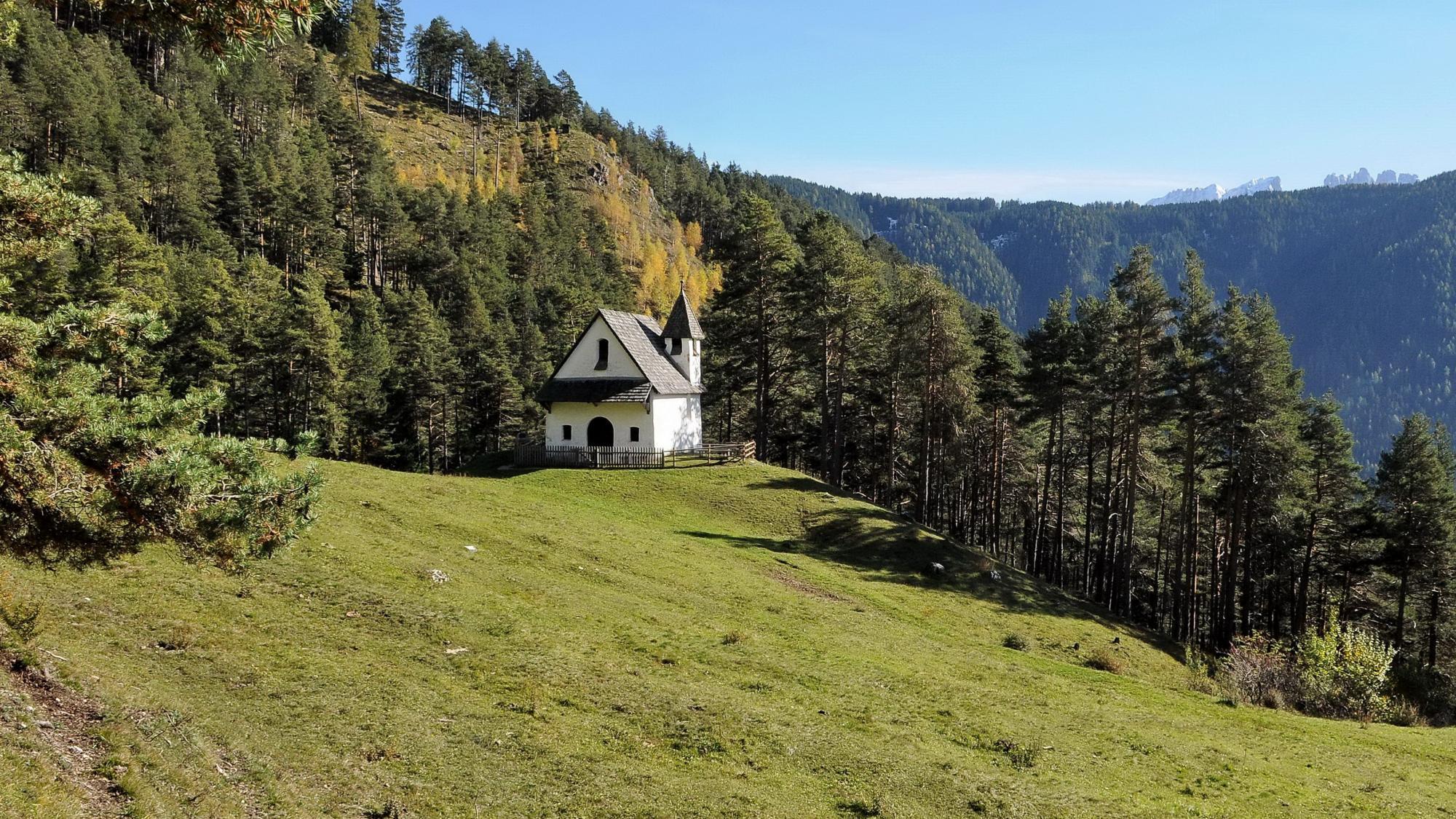 St. Sebastian und Völsegg in Tiers - Panorama | stol.it