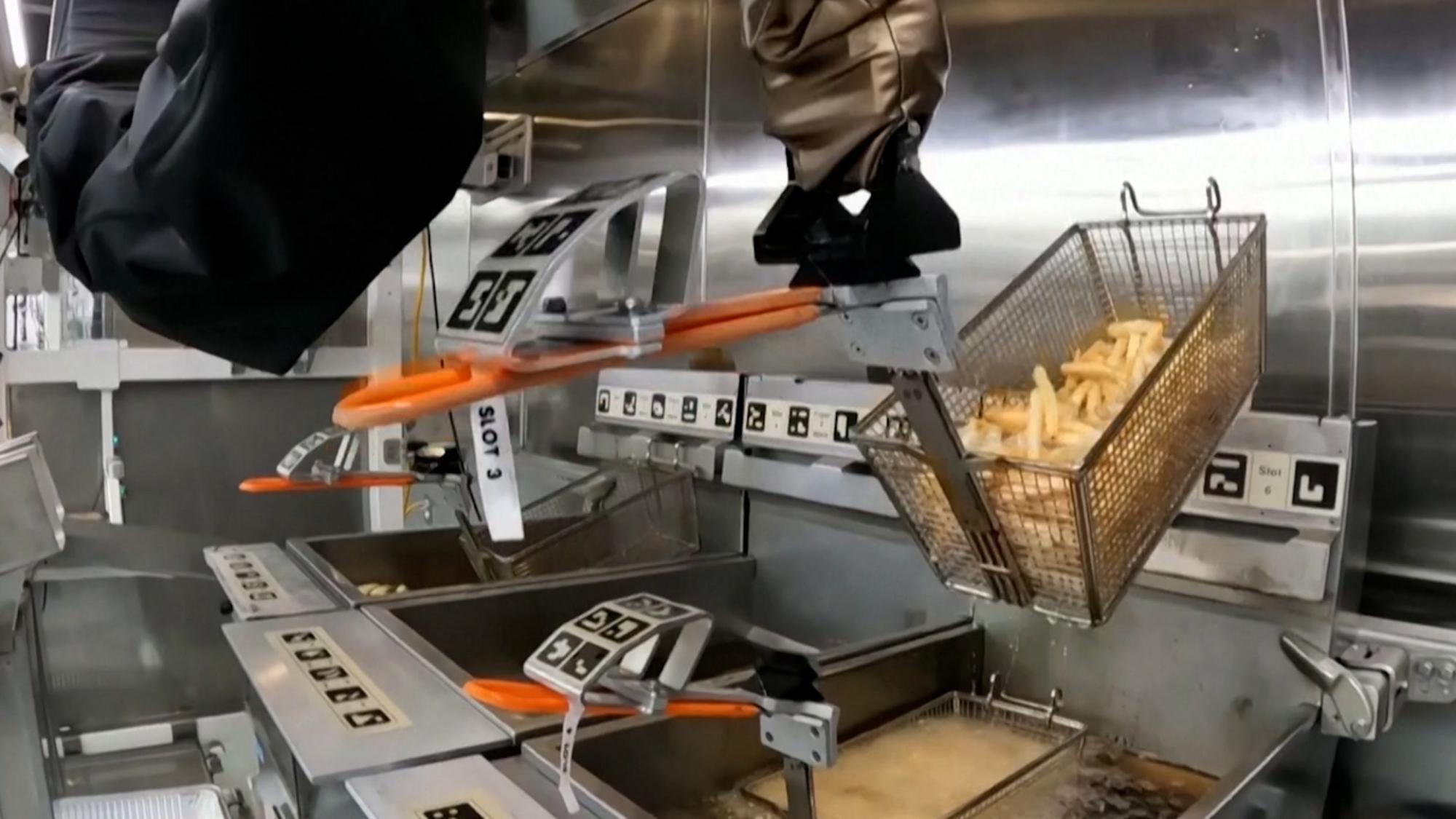 Roboter „Flippy 2“ übernimmt die Küche - Videos | stol.it