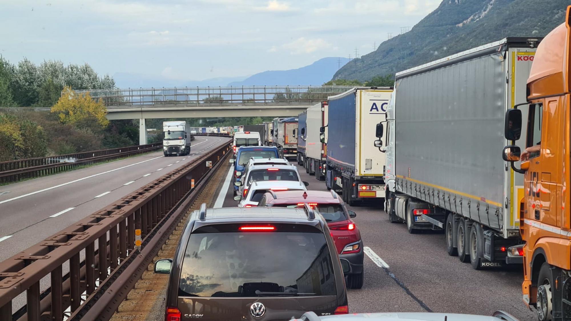 Lange Staus nach Lkw-Unfall - Videos | stol.it