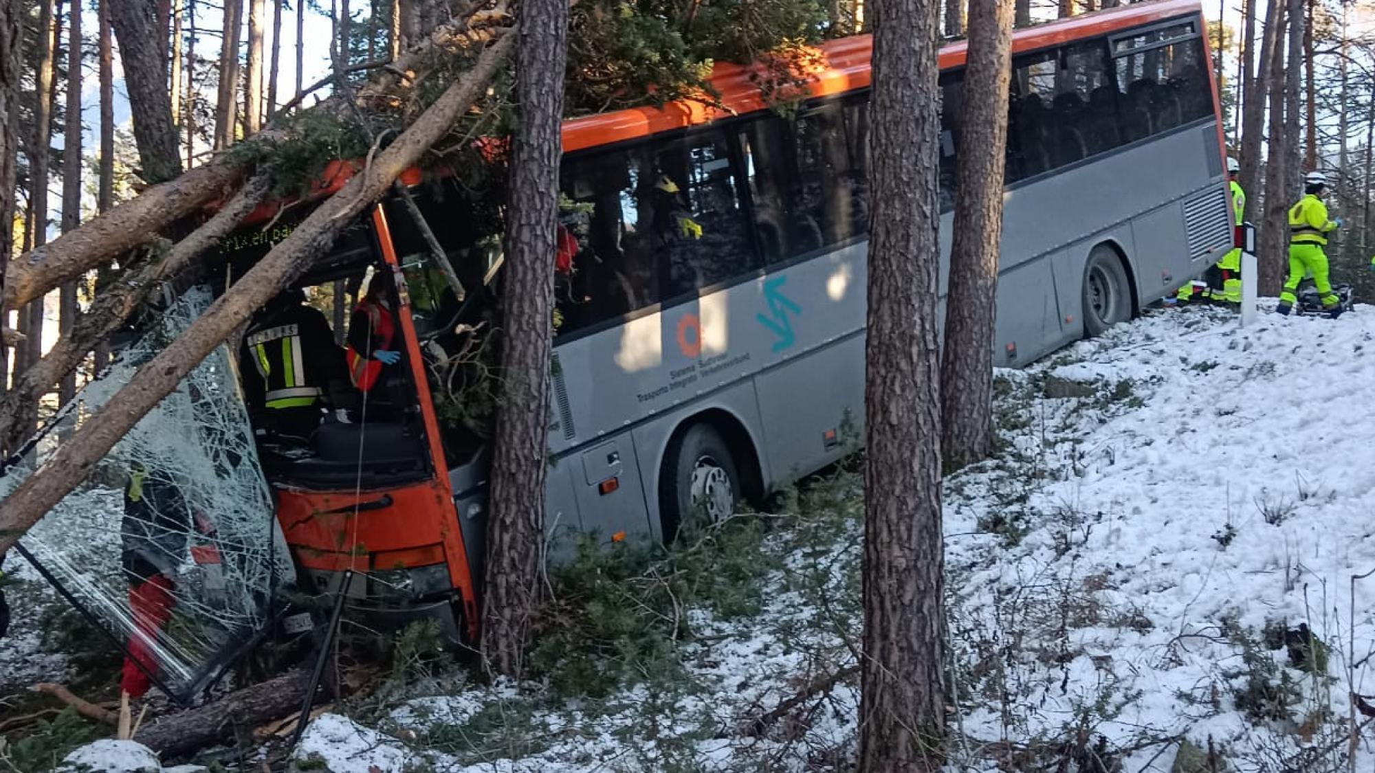 Linienbus kommt von der Straße ab: Mehrere Verletzte - Chronik | stol.it