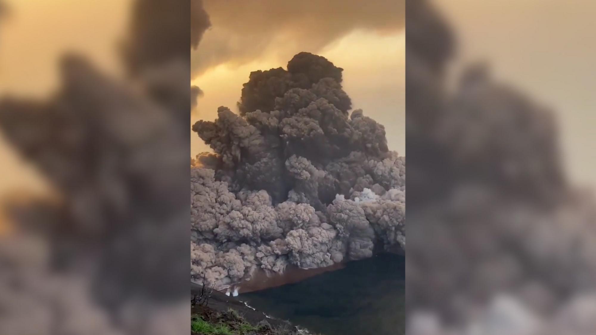 Erneuter Vulkanausbruch auf Stromboli: Lava strömt ins Meer - Videos | stol.it