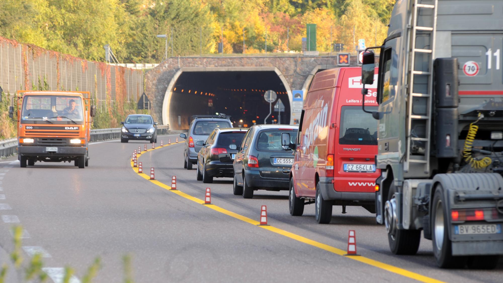 Stau auf der MeBo in Richtung Bozen: Unfall im Sigmundskroner Tunnel ...