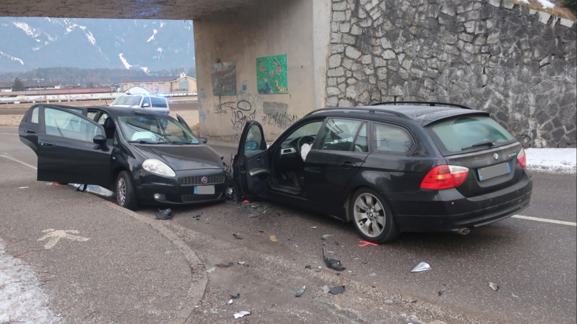 2 Autos prallen bei Zugunterführung zusammen: 5 Leichtverletzte - Chronik | stol.it