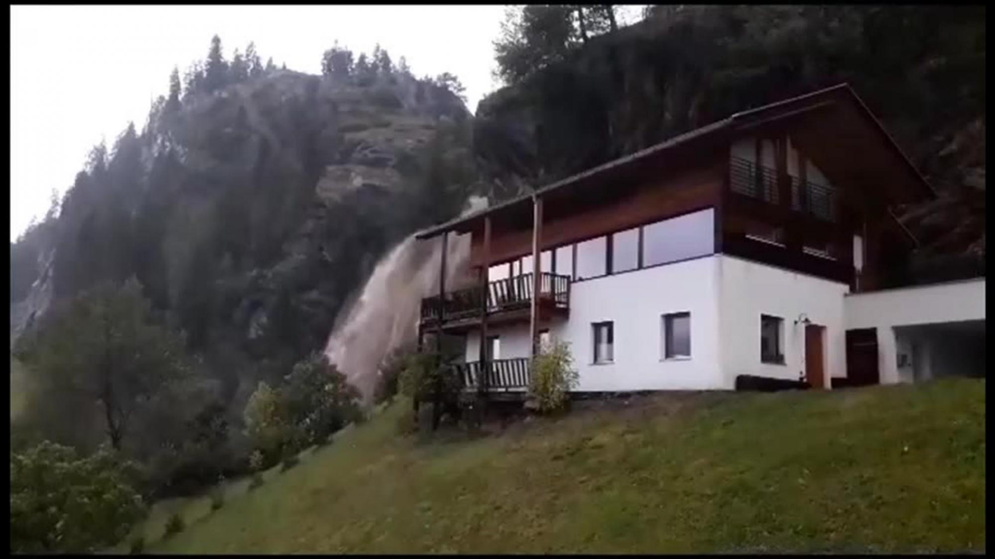 Unwetter: Moos in Passeier fast von Außenwelt abgeschnitten - Videos ...