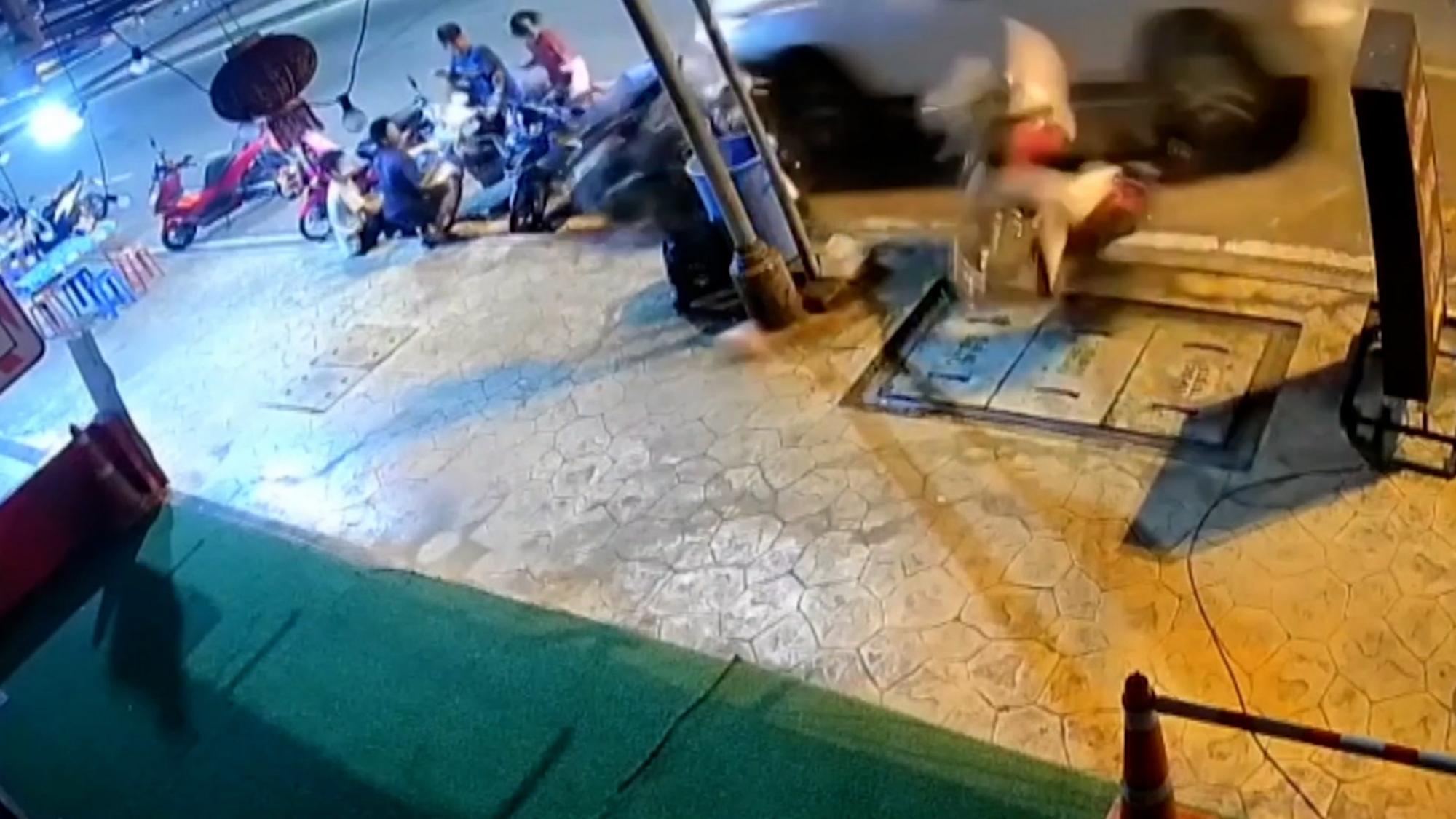 Thailand: SUV rast 7 geparkte Scooter nieder - Videos | stol.it