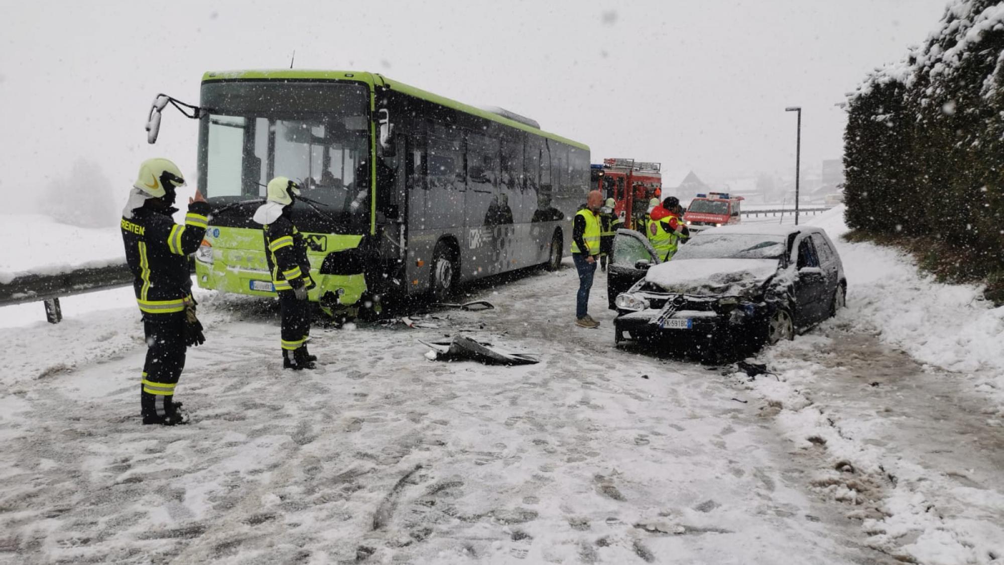 Terenten: Pkw gegen Bus – Schüler an Bord – Insgesamt 5 Verletzte ...