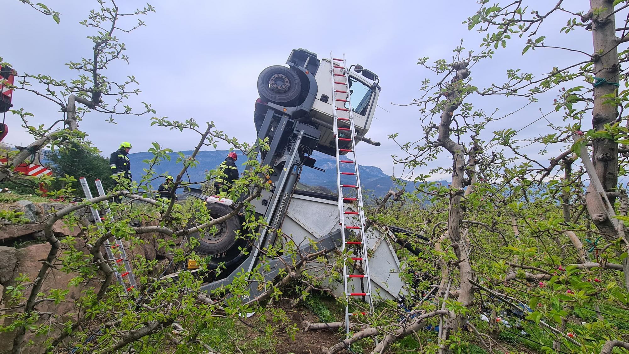 Lkw stürzt rückwärts in Wiese und bleibt senkrecht stehen – Mit Kran ...