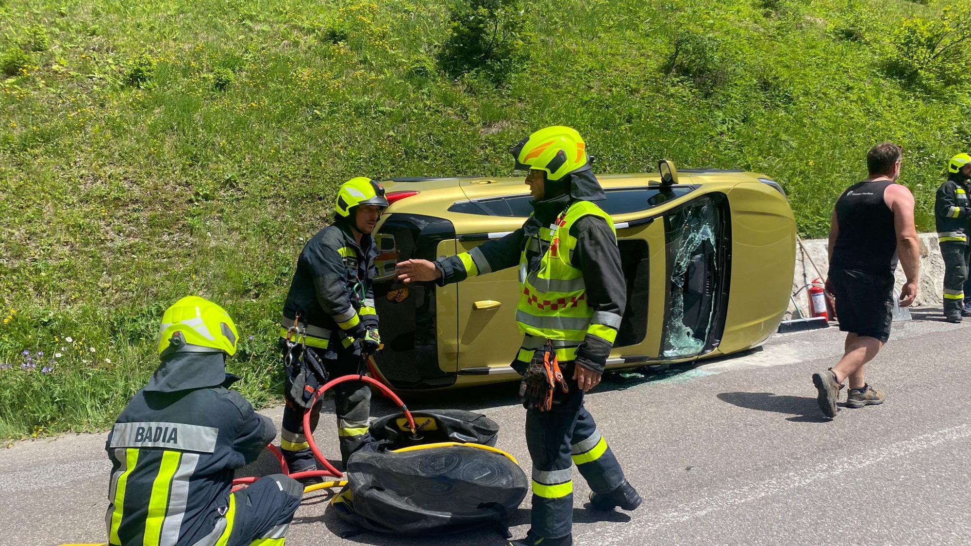 Glück: Pkw fährt gegen Mauer und bleibt seitlich liegen – 2 Leichtverletzte - Chronik | stol.it