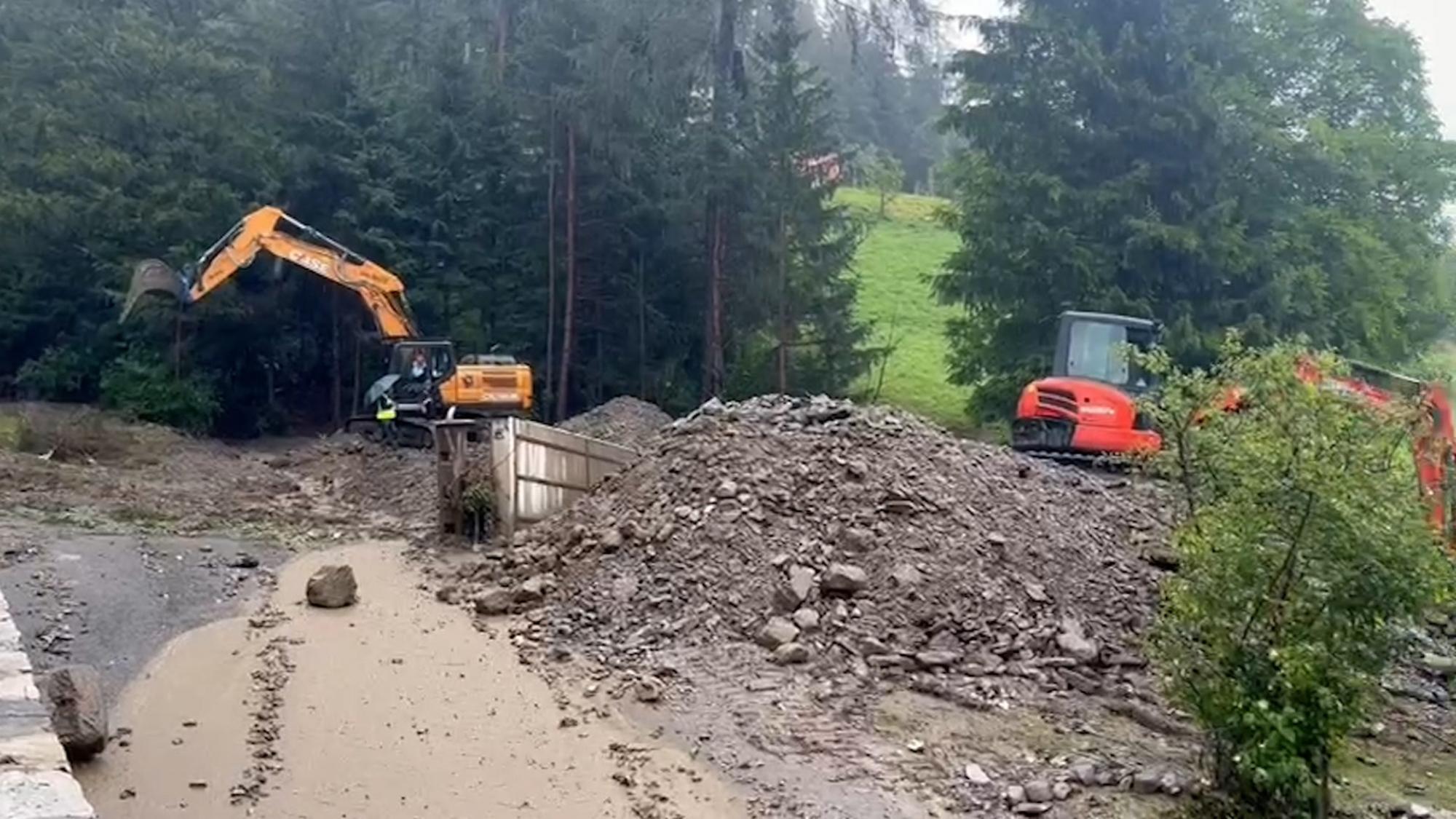 Maria Trens: Bagger beheben Unwetterschäden - Videos | stol.it