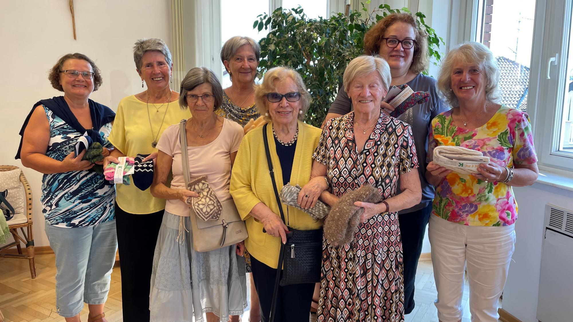 Gestrickte Solidarität, die herzt und wärmt - Chronik | stol.it