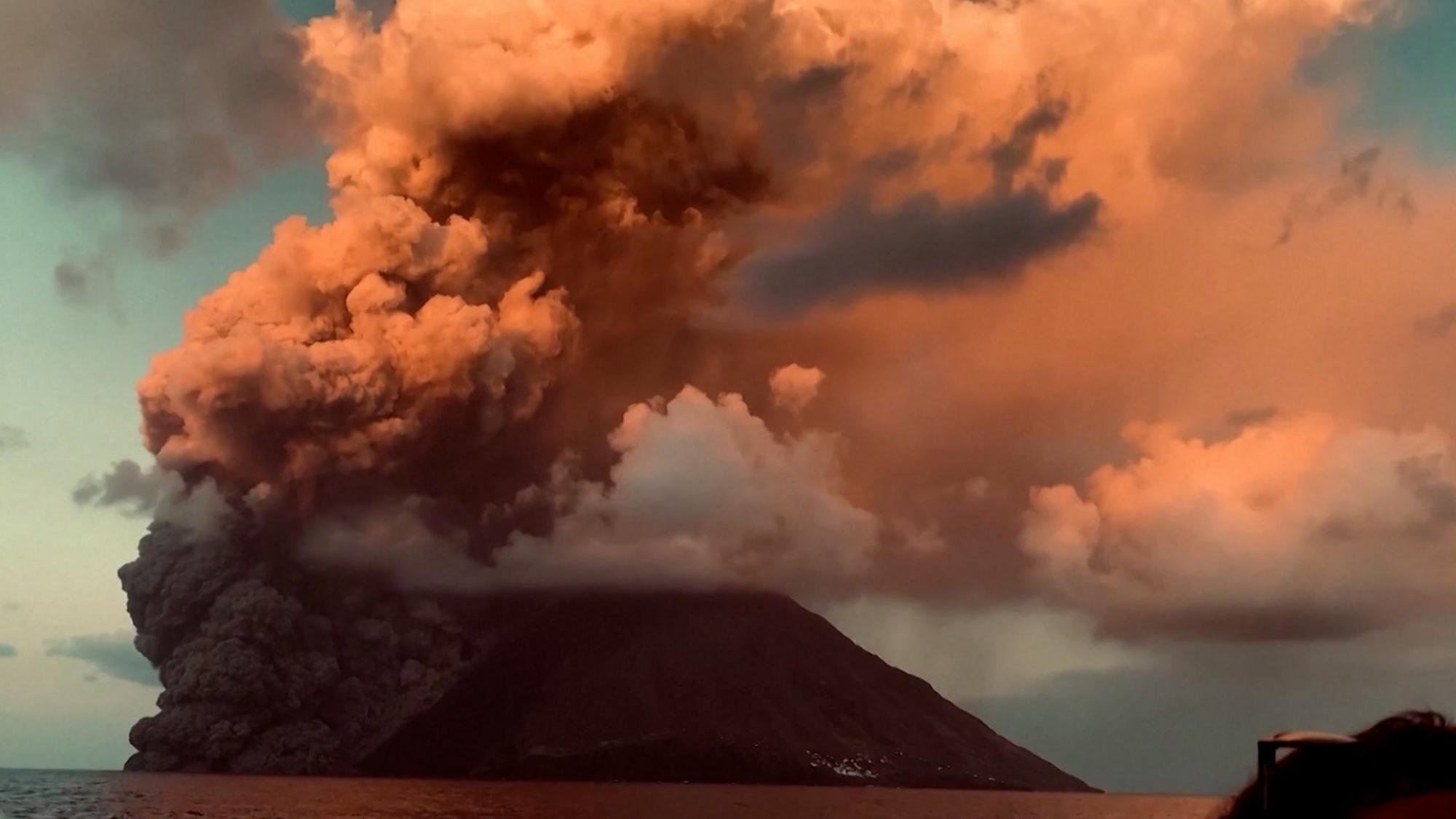 Riesige Rauchsäule: Höchste Alarmstufe am Vulkan Stromboli - Videos | stol.it