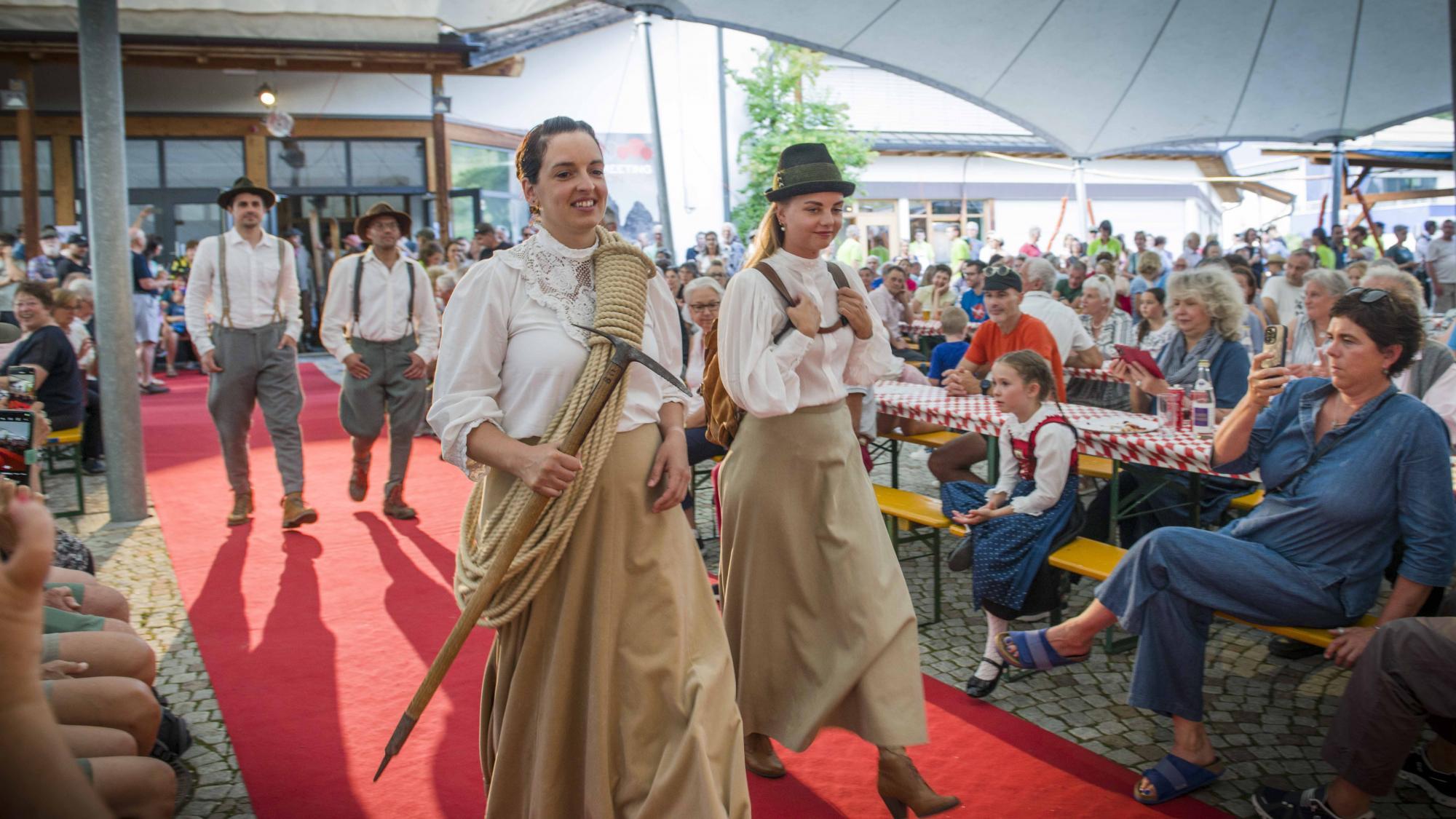 Sexten: 150 Jahre Alpingeschichte auf dem Laufsteg - Chronik | stol.it